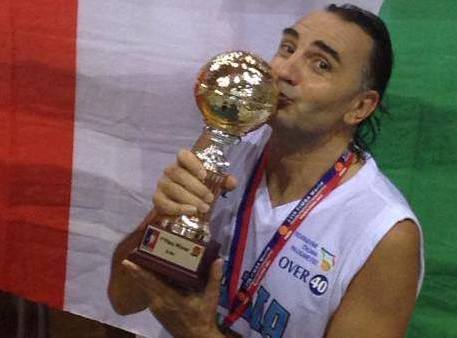 Uomini di Basket CLAUDIO CAPONE: IL CAMPIONE DEL MONDO OVER 40 CHE ...