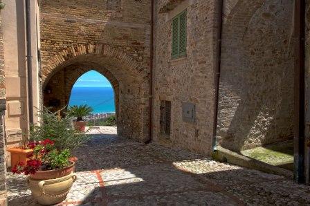 Roseto e turismo ‘MONTEPAGANO 1137’: ALBERGO DIFFUSO E RISTORANTE ...